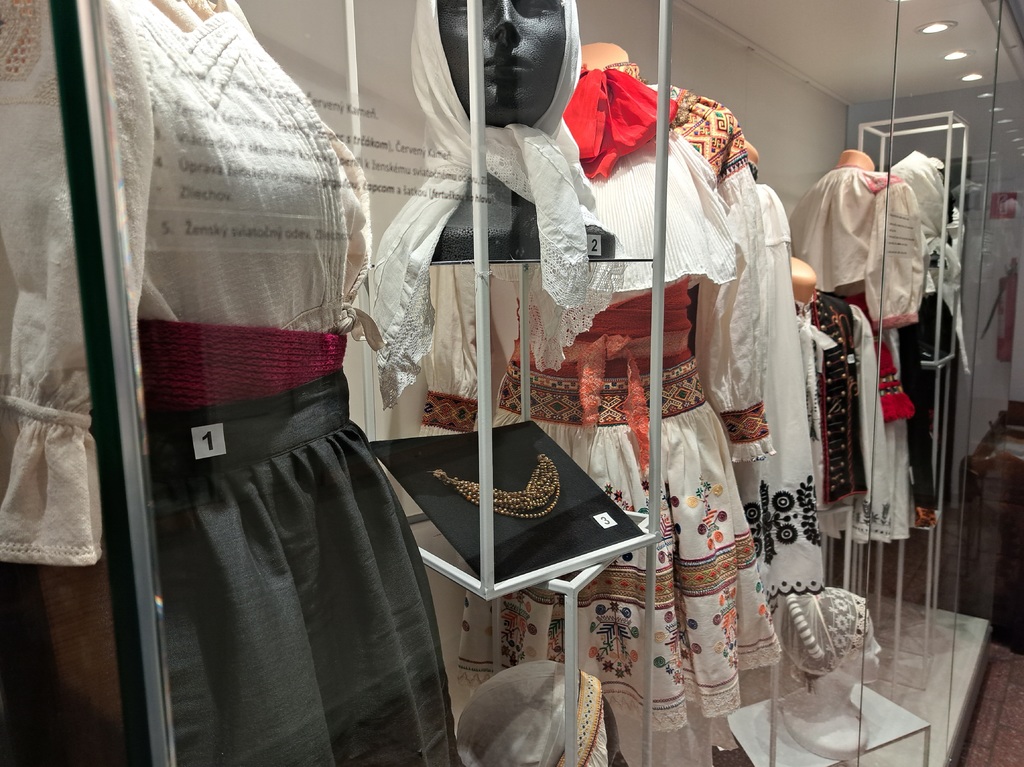 Výstava župného múzea približuje ľudové odevy regiónu, 2023, Tlačové ...